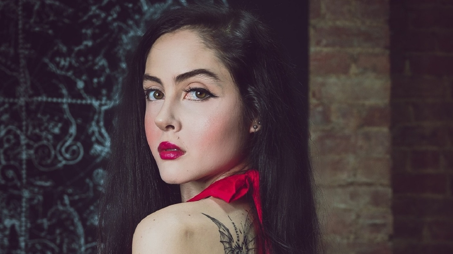 Egy dögös pénzügyi asztrológus influenszercsaj mondja meg a tutit ...