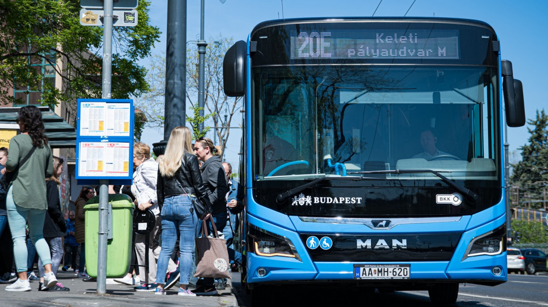 Az összes új BKK-busz kifut a hétvégén a fővárosban - Portfolio.hu