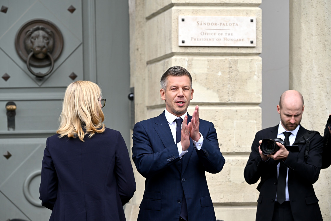 Fotón Magyar Péter érkezése a Sándor-palotához, Sulyok Tamással tárgyal ...
