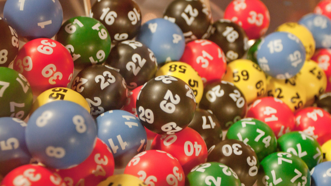 Brit matematikusok kiszámolták: 27 lottószelvényt kell venni a biztos ...