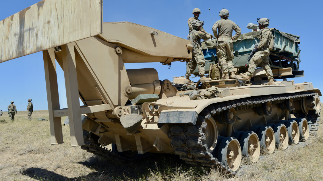 Videók: így tisztítja meg az utat az aknáktól az M58 MICLIC - Portfolio.hu