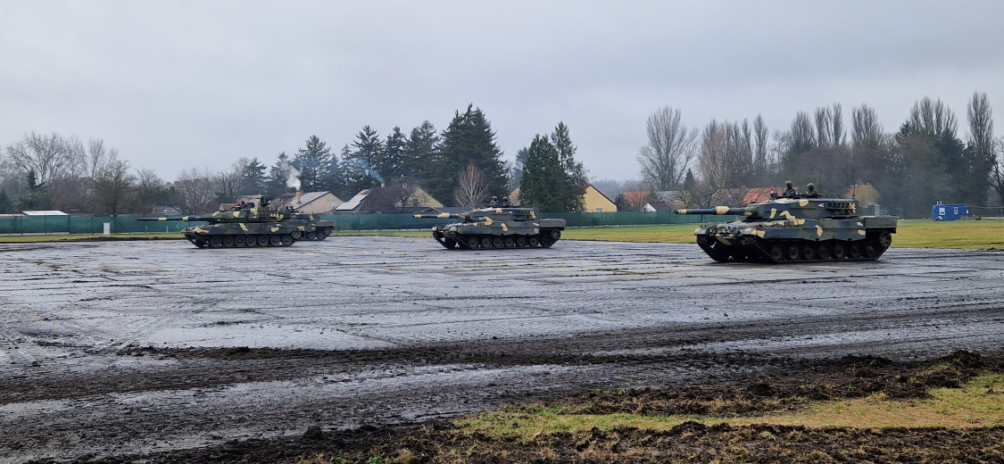 Fotók: a világ legjobb tankját kapta meg a Magyar Honvédség - Átadták ...