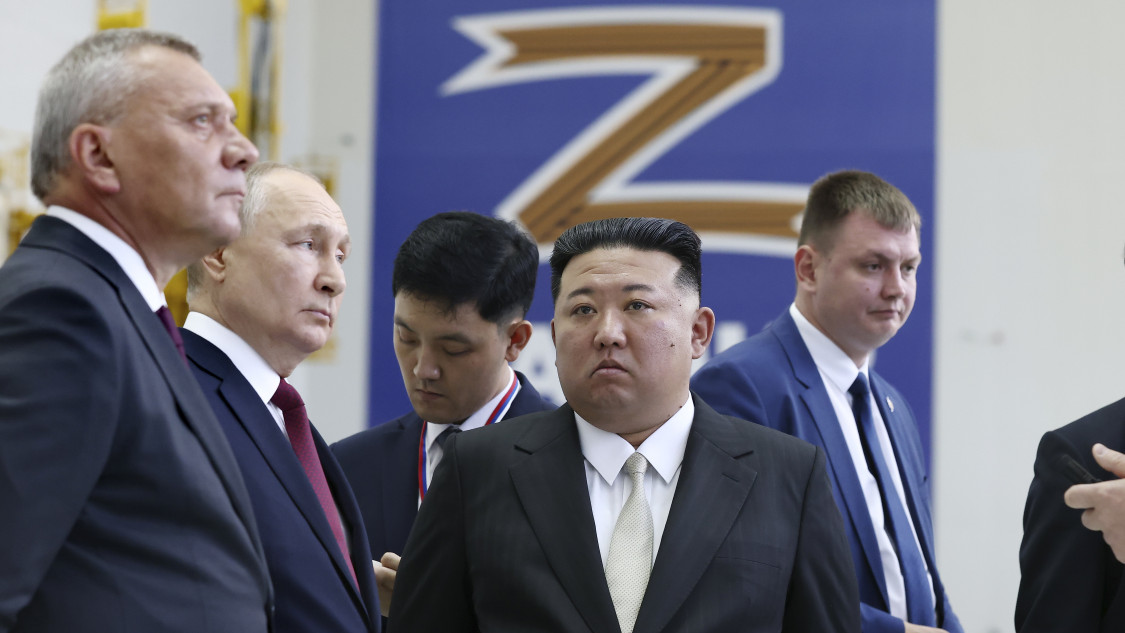 Orosz repülőgépgyárban tűnt fel Kim Dzsong-un, vadászgépeket szemlélt ...