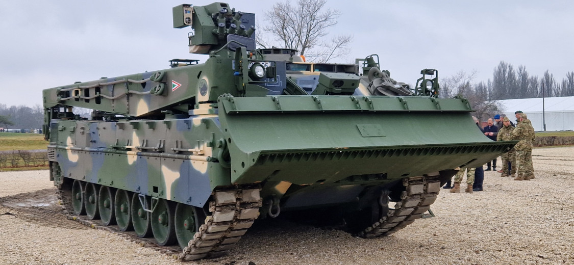 Fotók: a világ legjobb tankját kapta meg a Magyar Honvédség - Átadták ...