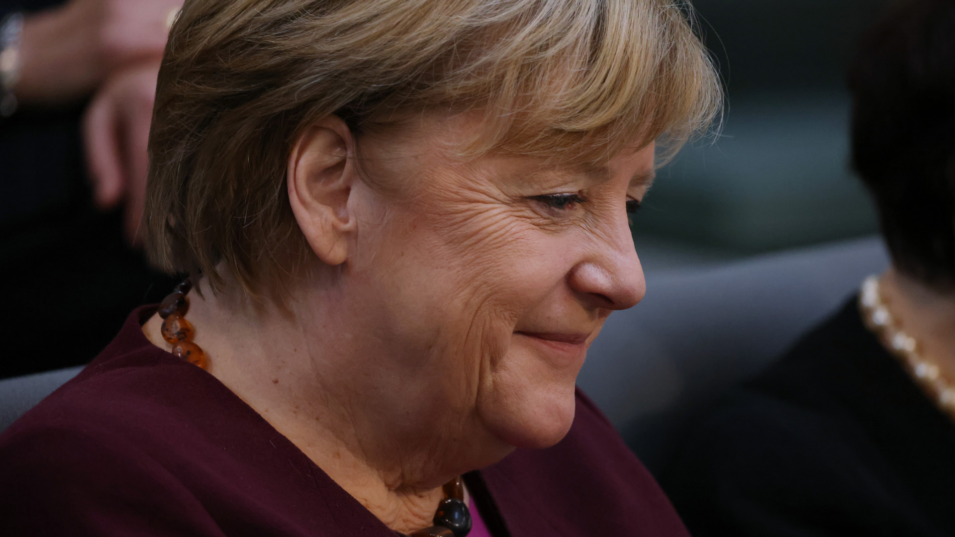 Merkel a karzatról nézte, ahogy megalakul az új német szövetségi ...