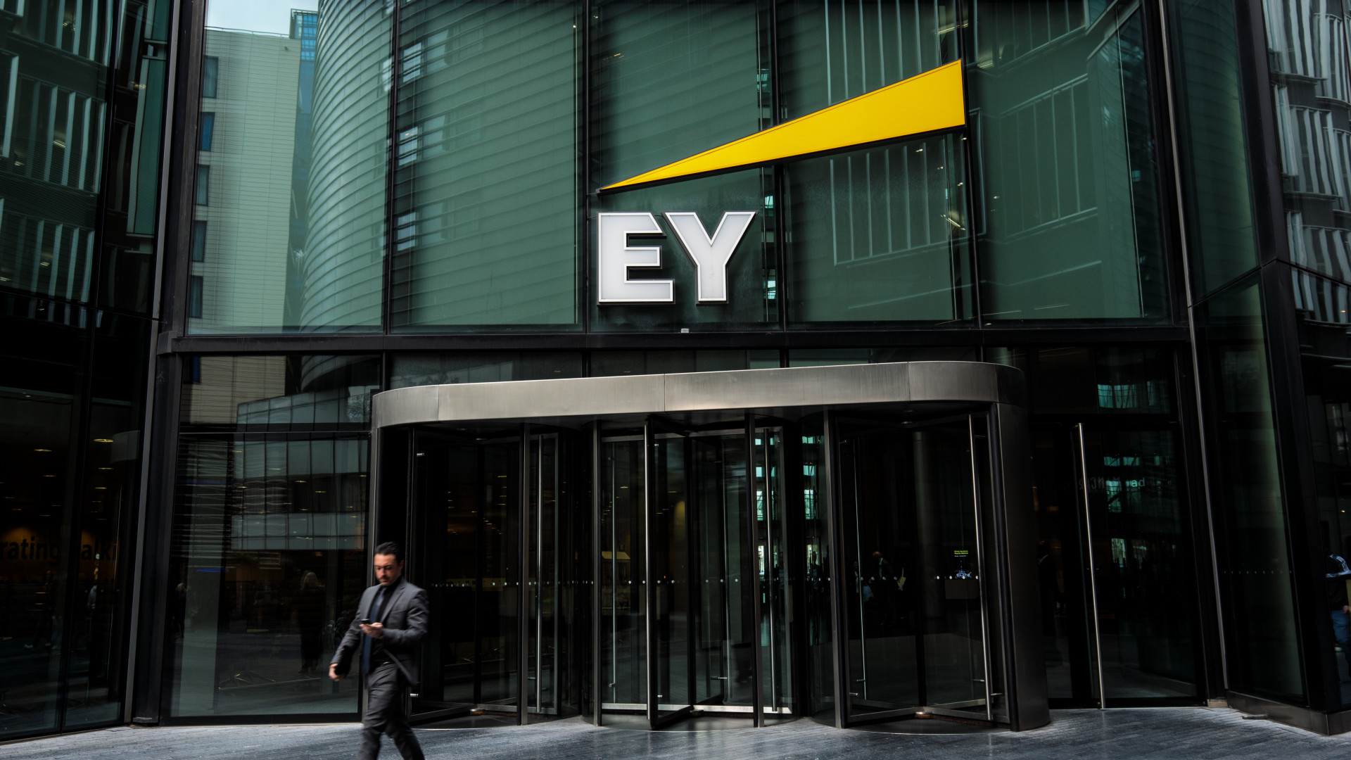 Az EY szerint most van itt az ideje terjeszkedniük a vállalatoknak ...