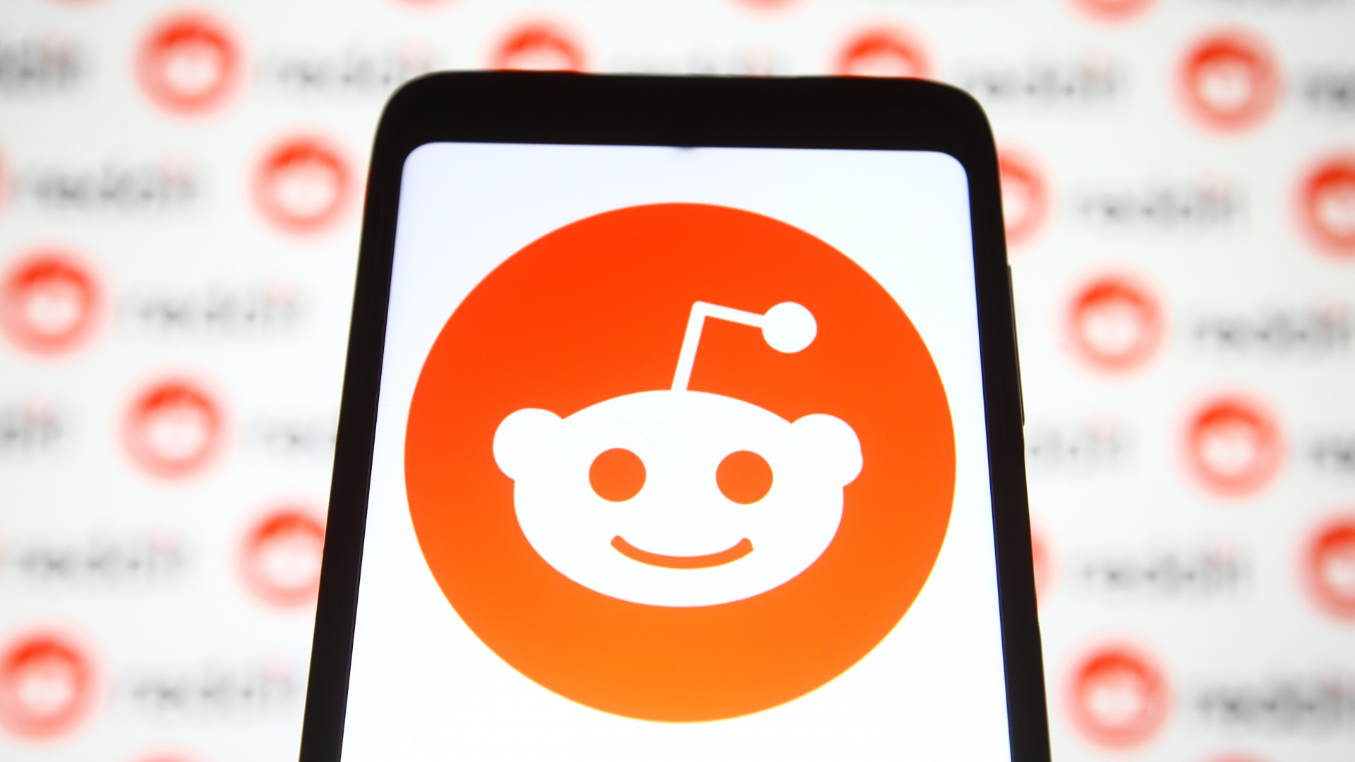 Itt a reddites csorda új célpontja, már népszerűbb mint a GameStop ...