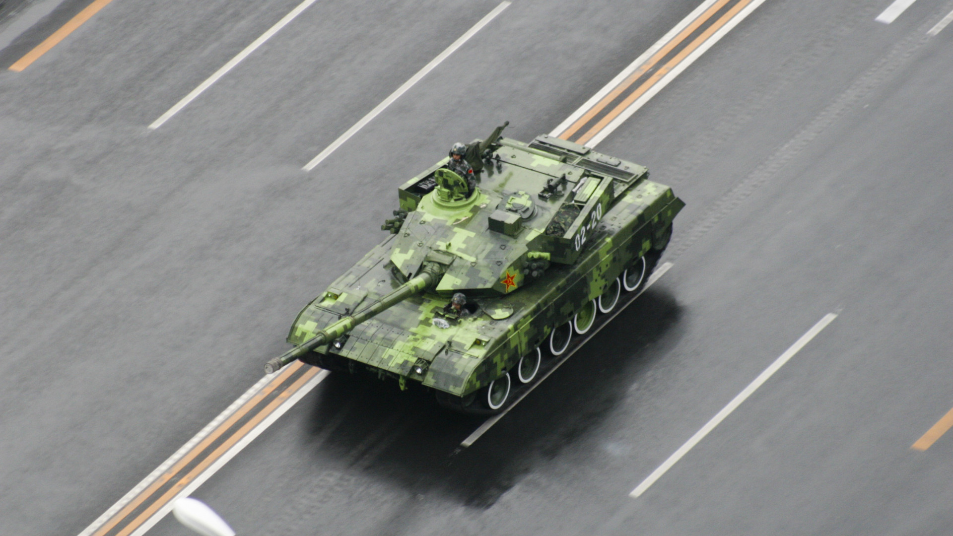 Nagy a baj Kínában: már tankokkal próbálják megfékezni a dühös tömeget ...