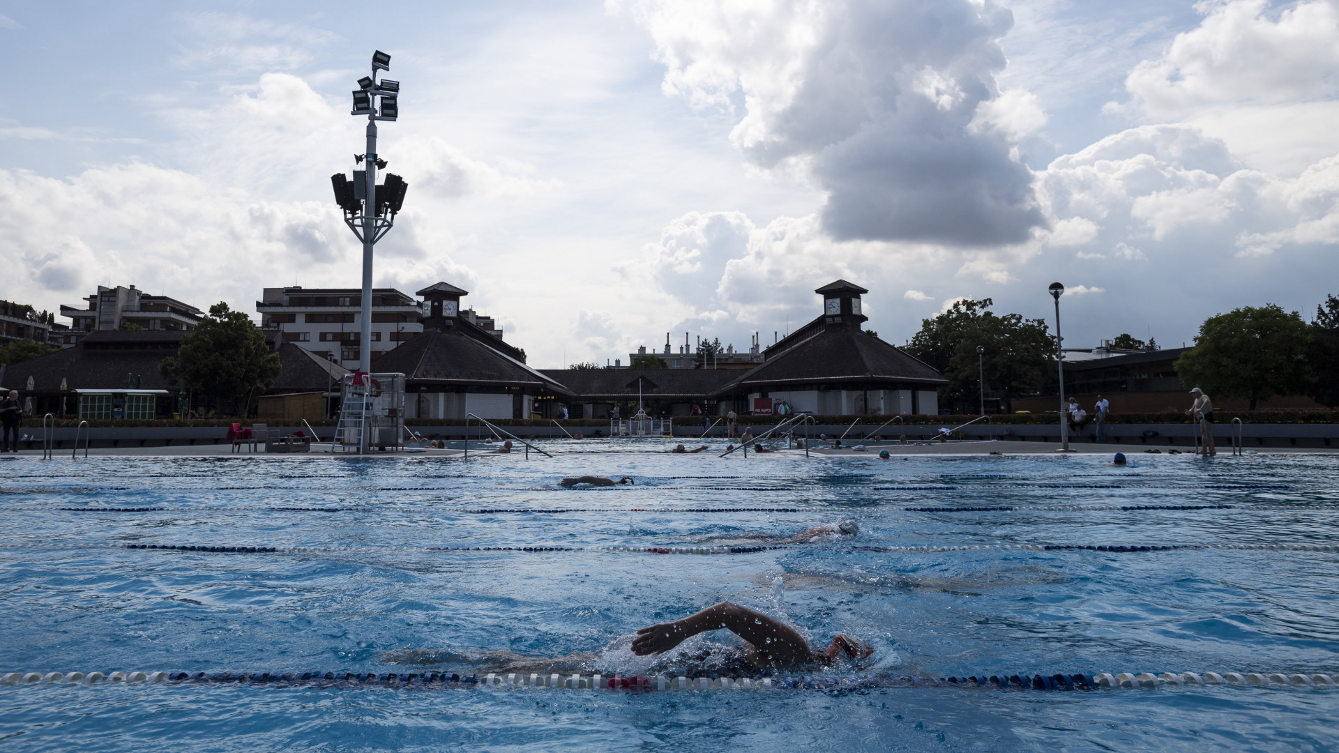 Vasárnap tovább lehet csobbanni a budapesti strandokon - Portfolio.hu