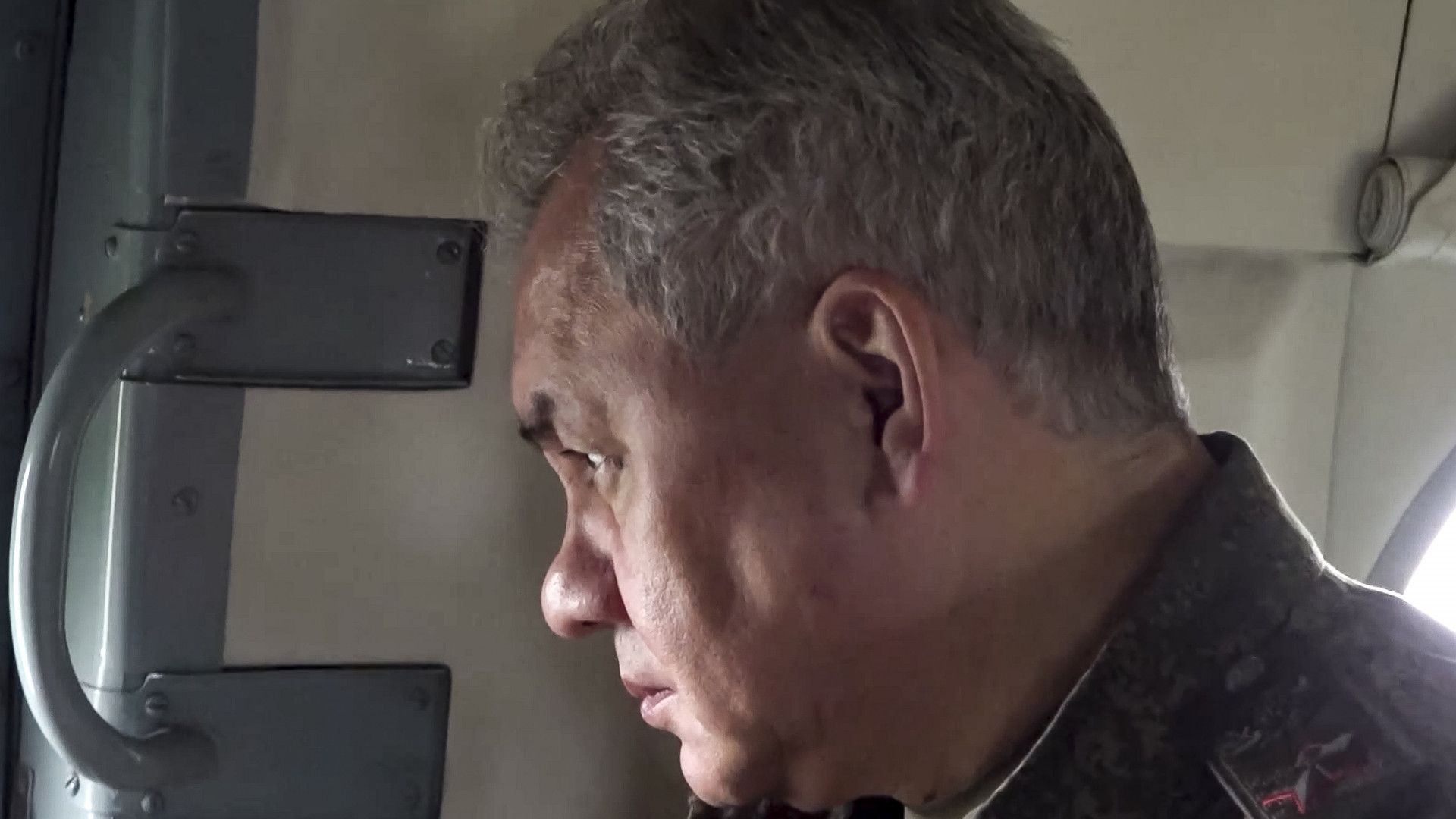 Felvétel: tankok garmadája fogadta Sojgut - Portfolio.hu