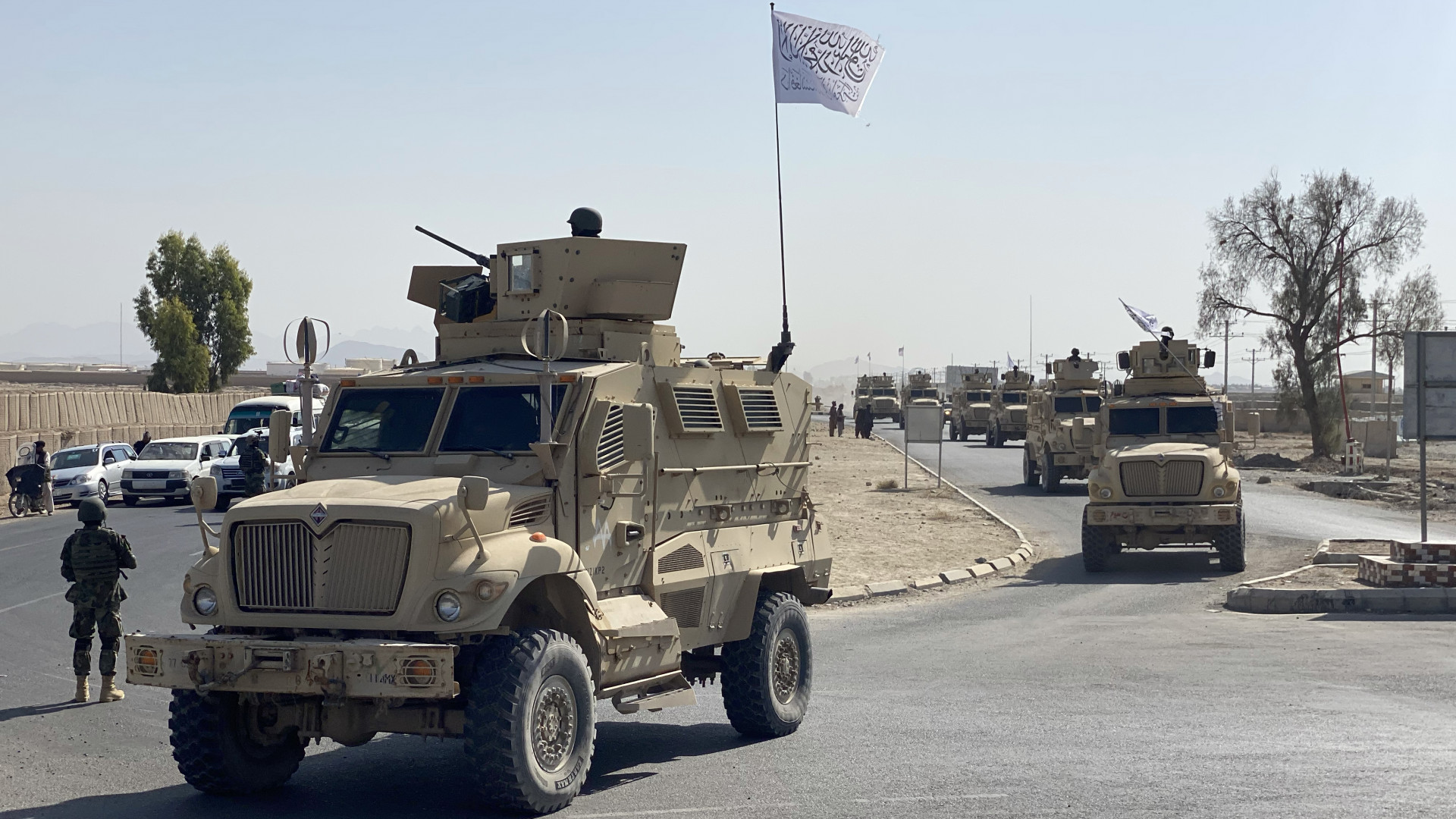 Hivatalosan is megalakult a tálib hadsereg, látványos felvonulást ...