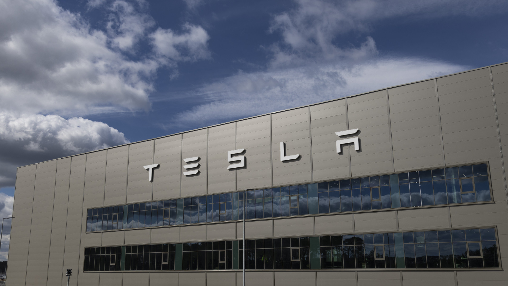 Jöhet a kínai elektromos autóknál is olcsóbb Tesla, Németországban ...